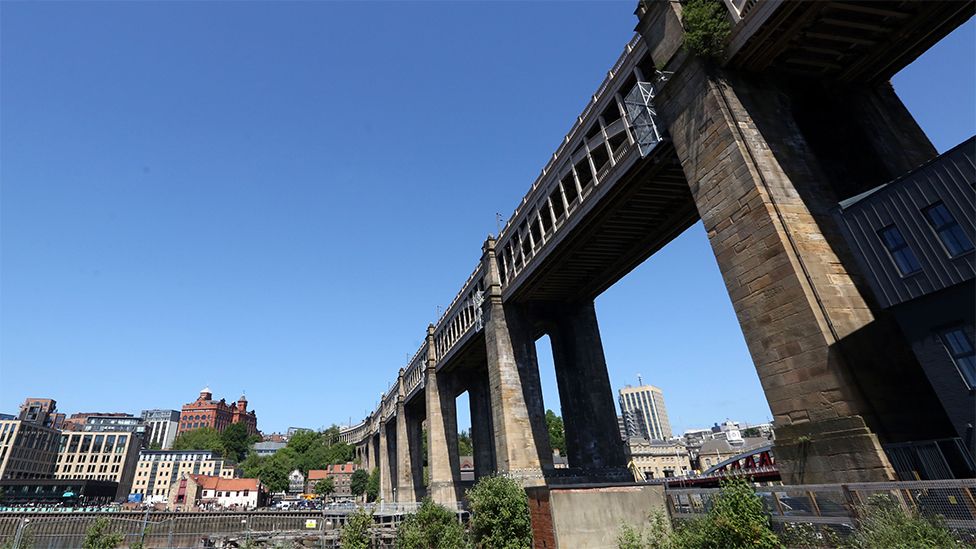 Tyneside's High Level Bridge refurbishment to go ahead - BBC News