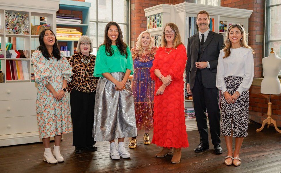 Pum munud gyda Debra Drake o The Great British Sewing Bee - BBC Cymru Fyw