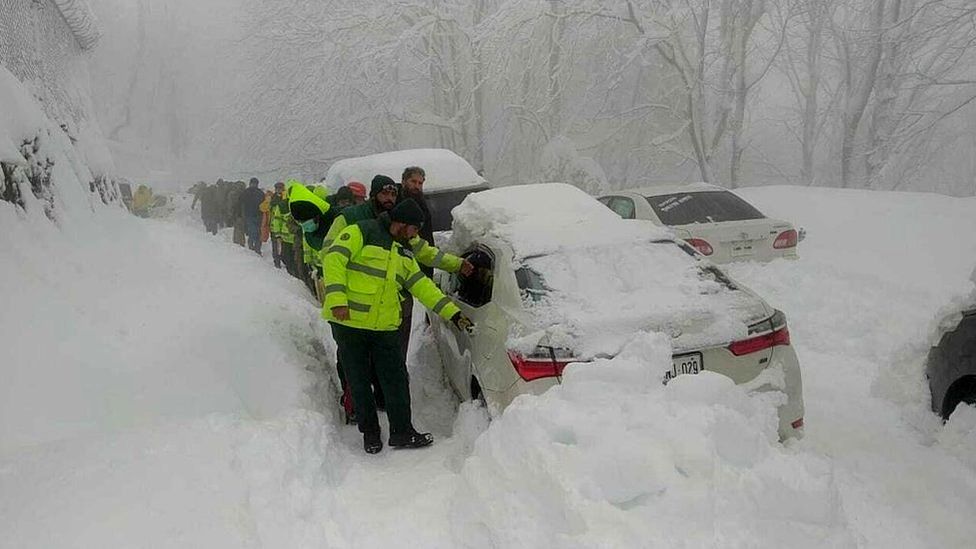 Pakistan snow: Hundreds rescued from vehicles in deadly blizzard - BBC News