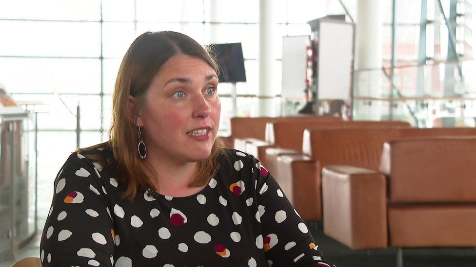 Mwy o blant Cymru yn byw mewn tlodi - BBC Cymru Fyw