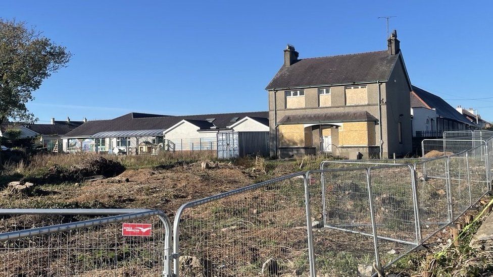 Ysgol Llanrug: Dadlau am ddatblygu tai ar dir Tŷ'r Ysgol - BBC Cymru Fyw