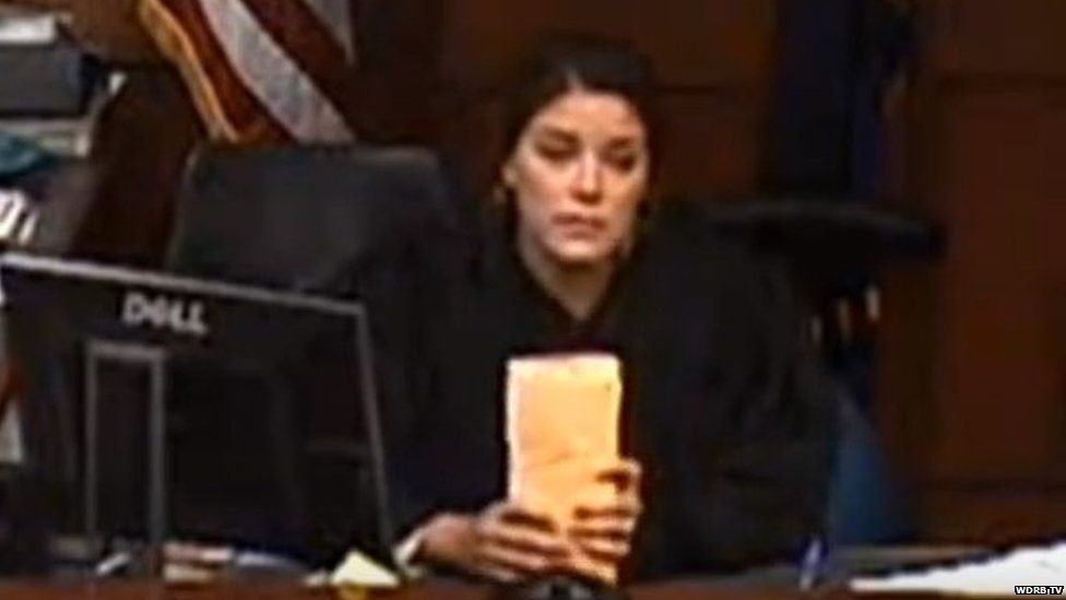 An American judge lets an inmate meet his newborn baby for the first ...