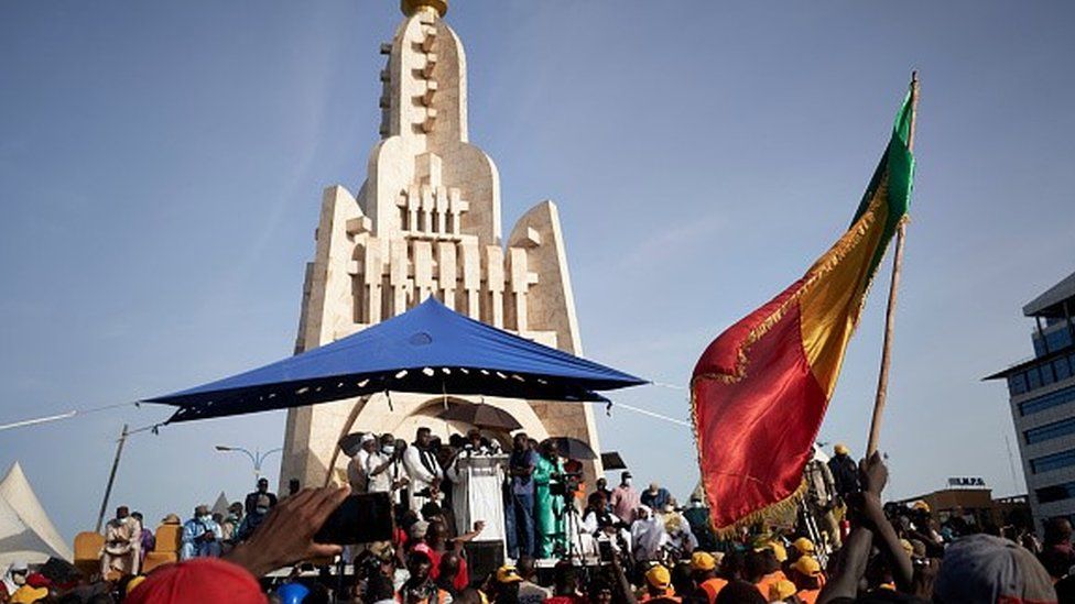 Thousands of protesters call for resignation of Mali president - BBC News