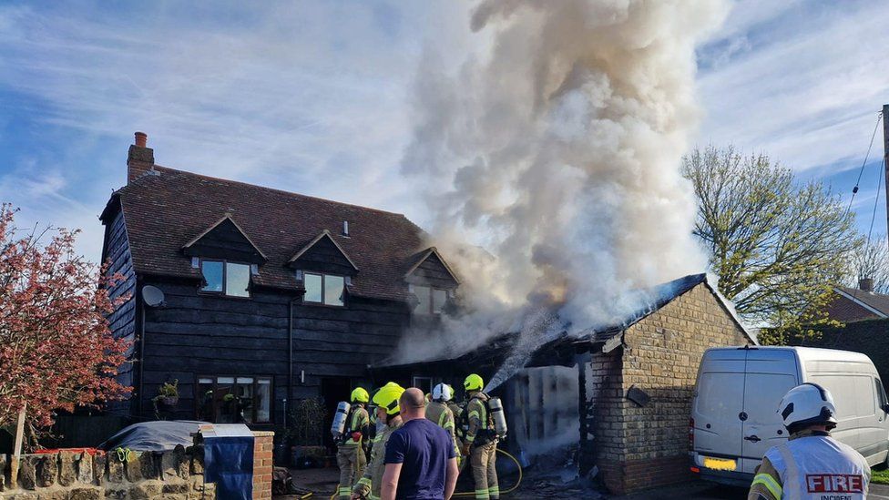 Wantage fire destroys garage and brings down power cables - BBC News
