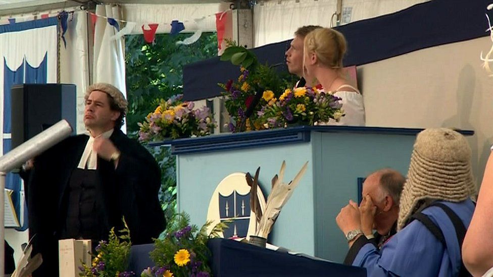 Dunmow Flitch trials to have its first ever female bearer - BBC News