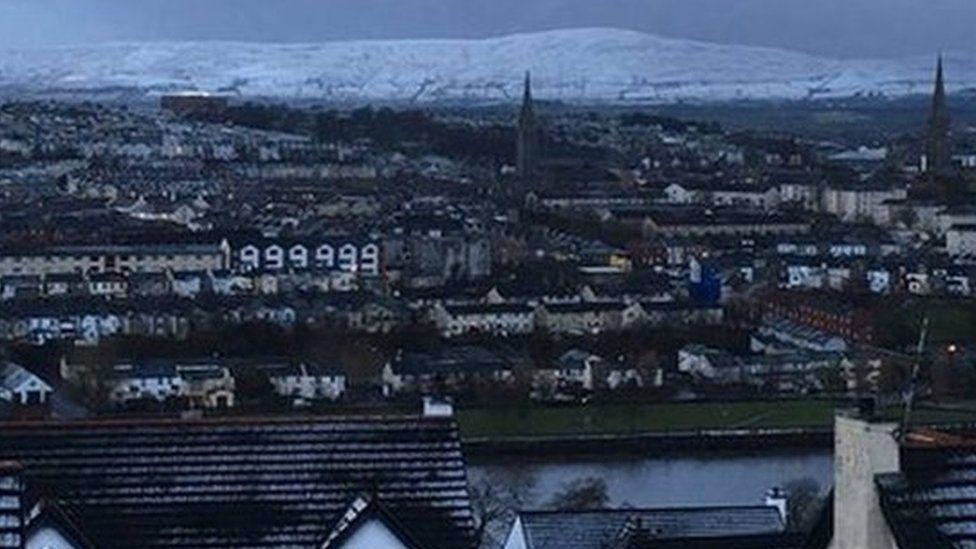 Snow: Drivers urged to take extra care due to icy conditions - BBC News