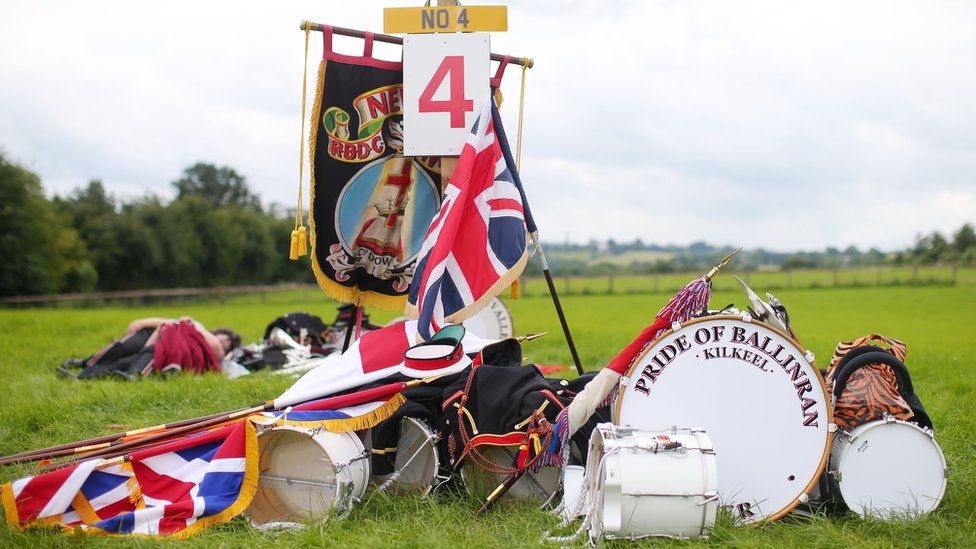 Scarva: Thousands attend 'Sham Fight' - BBC News