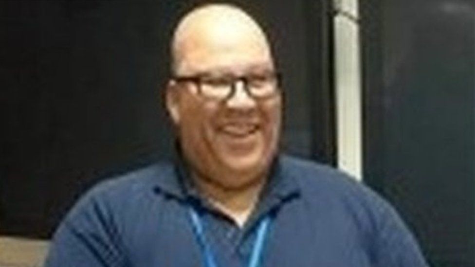 Covid: Tributes paid to Southmead nurse Rob Healey - BBC News