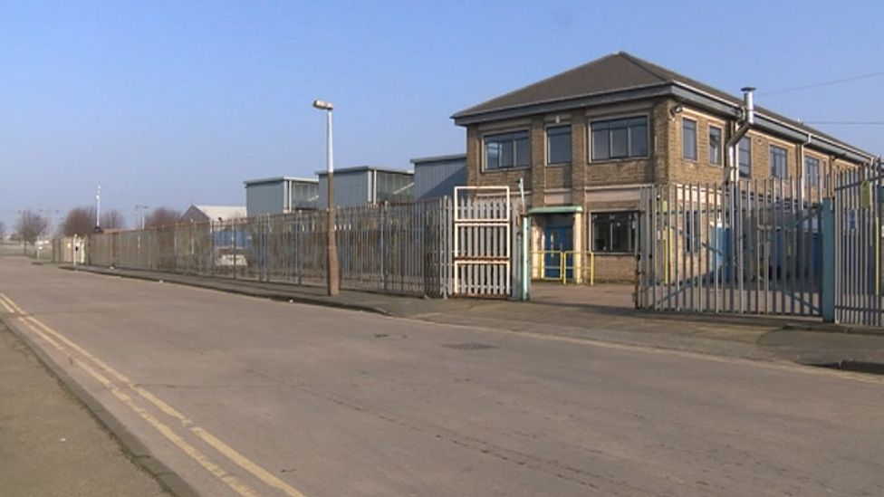 Police investigating after a man is killed at Hull factory - BBC News