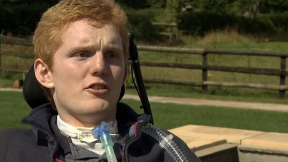 Paralysed ex-rugby player in 12-mile obstacle race - BBC News