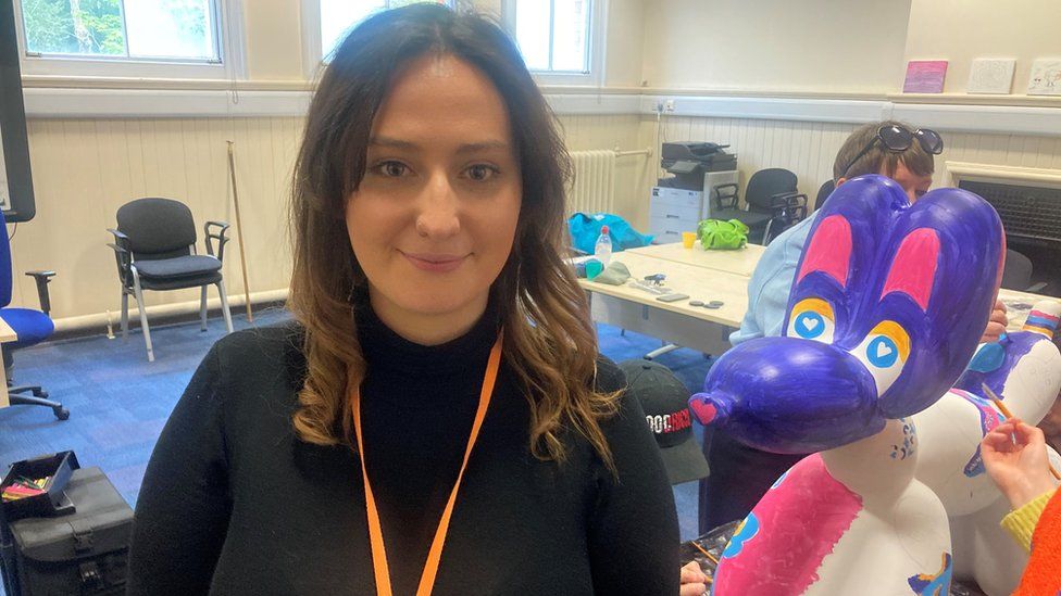 Swindon teenagers get painting for balloon dog sculpture trail - BBC News