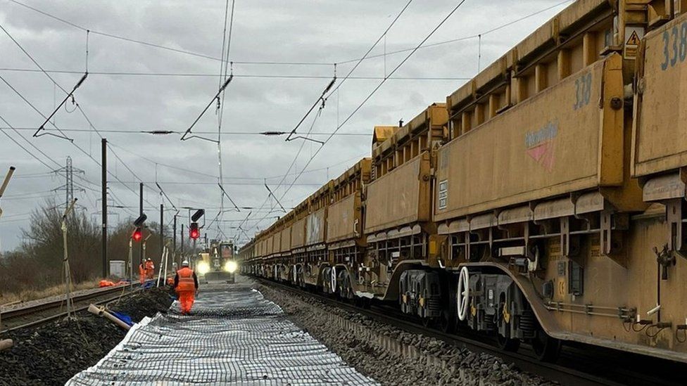 North Yorkshire rail engineers work over Christmas on upgrades - BBC News