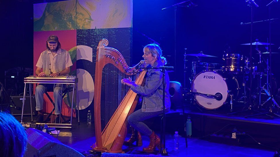 Penwythnos llawn bwrlwm yng Ngŵyl 6Music yng Nghaerdydd - BBC Cymru Fyw