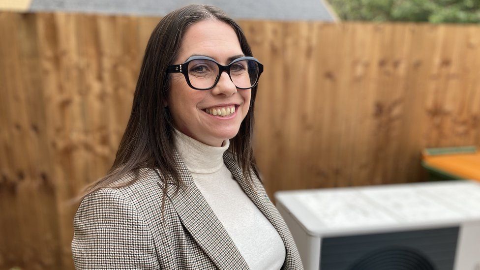 Galw am osod paneli solar ar bob cartref newydd - BBC Cymru Fyw