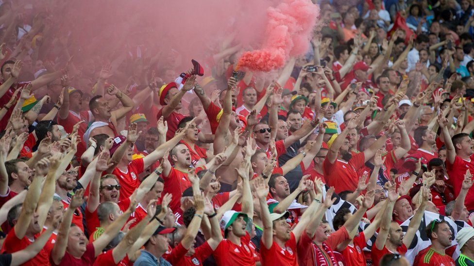 Cwis: Canu am bêl-droed - BBC Cymru Fyw