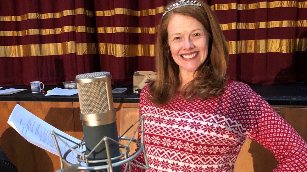 Covid: Pantomimes in a pandemic - oh yes they are! - BBC News