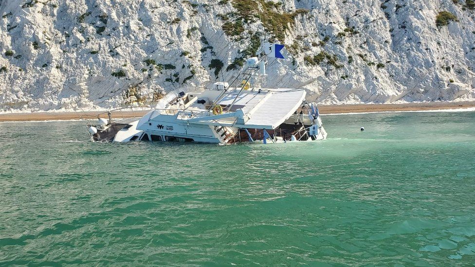 Isle of Wight: Charity swimmers' support boat struck wreck - BBC News