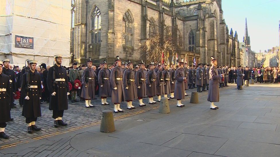 Remembrance Sunday services held across Scotland - BBC News