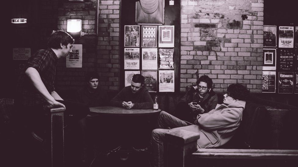 Oriel: 15 mlynedd o gigs, cefn llwyfan a chloriau albyms - BBC Cymru Fyw