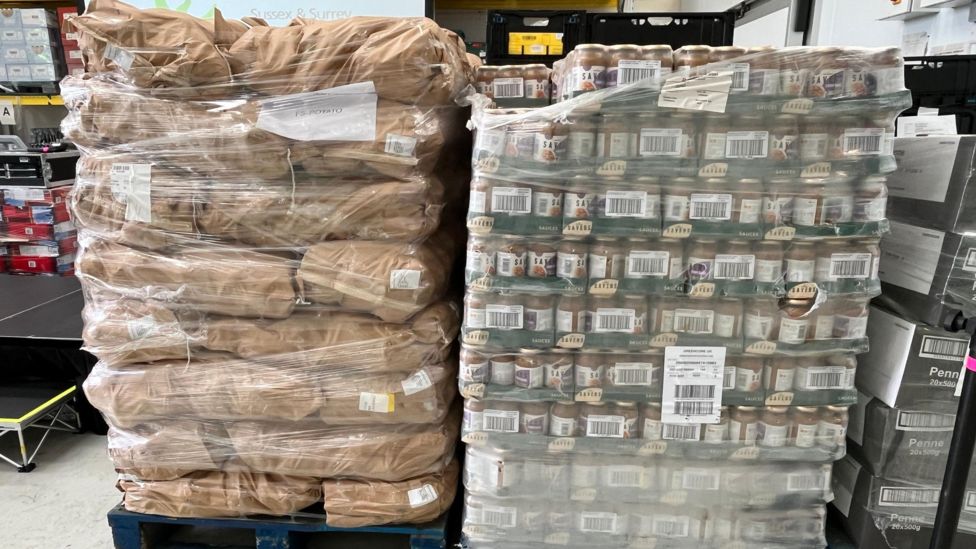 Guildford: Food waste charity FareShare opens Surrey warehouse - BBC News