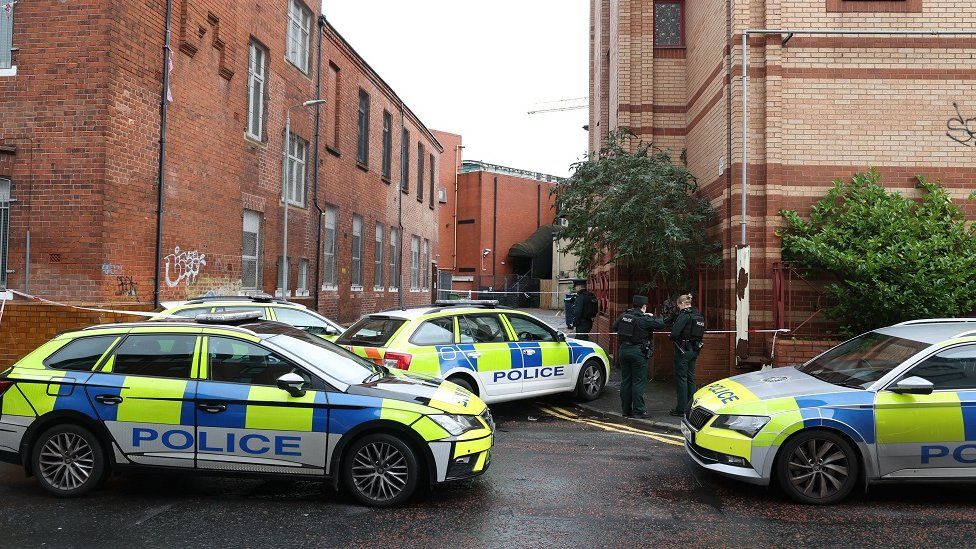 Belfast: Attempted murder arrest after two men are stabbed - BBC News