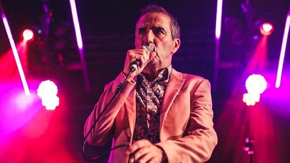 Eisteddfod: Bryn Fôn ar lwyfan Maes B gyda Bwncath - BBC Cymru Fyw