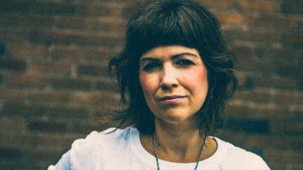 Angharad Jenkins: 'Dwi wedi ffeindio'n llais i' - BBC Cymru Fyw