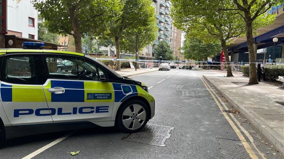 Isle of Dogs: Man in critical condition after double stabbing - BBC News