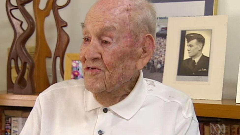 Last real life Great Escape prisoner dies aged 99 - BBC News