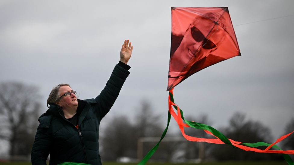 Covid: Special kites flown in Bristol for people who died - BBC News