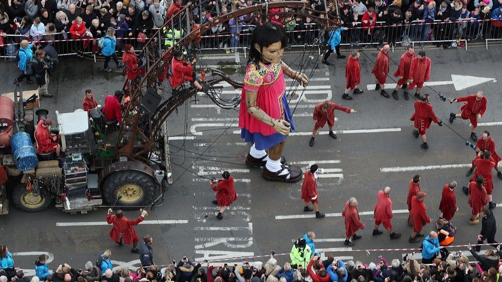 Liverpool Giants: Huge crowds bid farewell on last day - BBC News