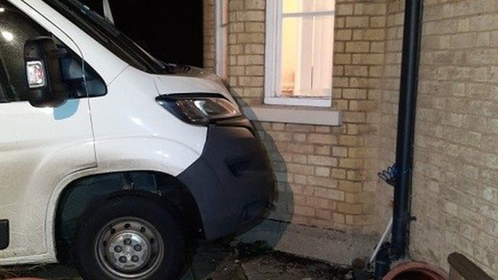 'Revenge attack' driver jailed after Huntingdon crash - BBC News