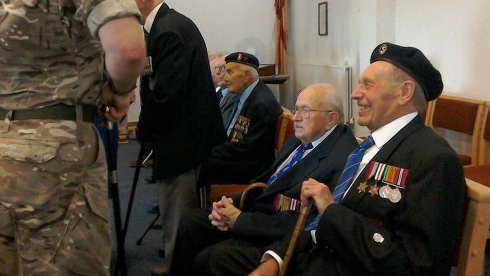 Devon D-Day veteran celebrates 100th birthday with family - BBC News