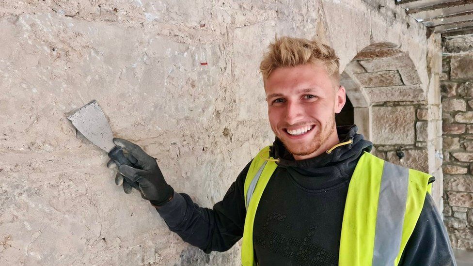 Entrance to forgotten square revealed by huge fire in Edinburgh - BBC News