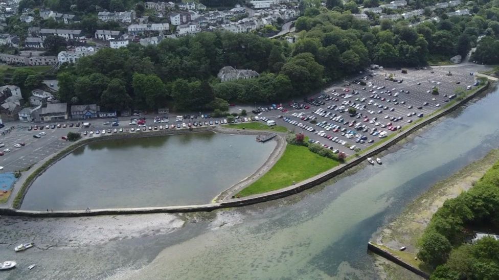 Cornwall parking charge changes 'will badly affect Looe' - BBC News