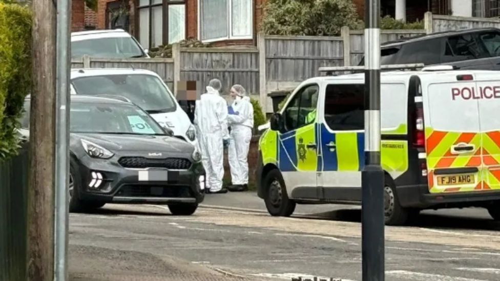 Eastwood: Man admits strangling wife to death with bootlace - BBC News