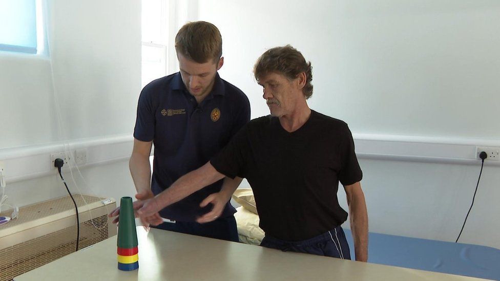 Rhys Richards: Doeddwn i methu symud ochr dde fy nghorff - BBC Cymru Fyw