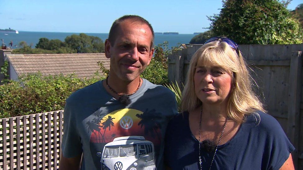 Dan Burton: Tributes to adventurer killed in air crash - BBC News