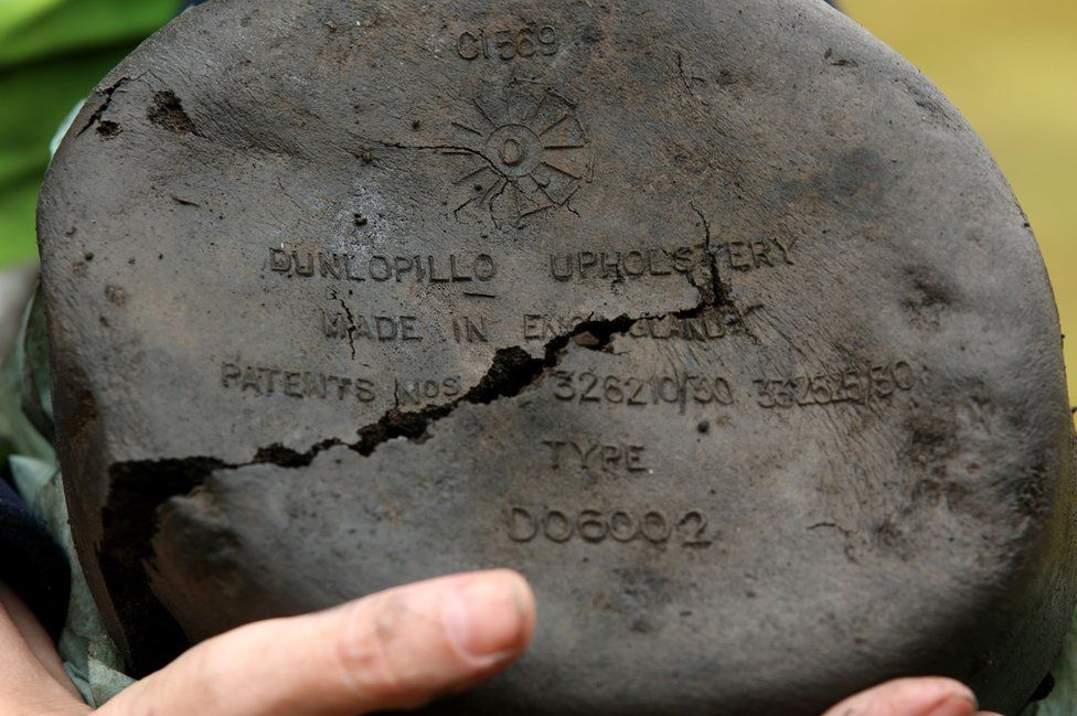 WW2 crashed Spitfire parts unearthed in Cambridgeshire fen - BBC News