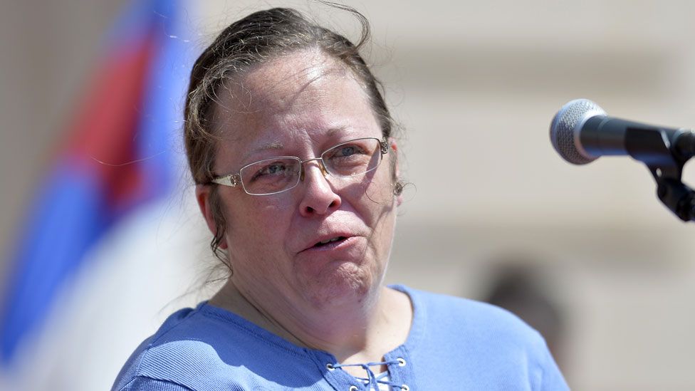 Christian clerk in Kentucky loses same-sex marriage court battle - BBC News