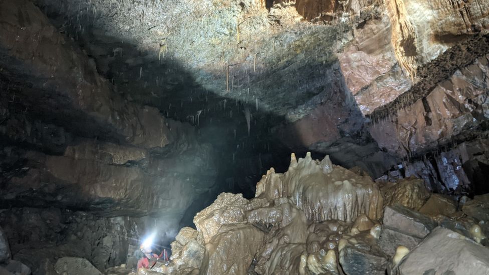 Ogof Ffynnon Ddu: Y pleser a'r perygl o fynd dan ddaear - BBC Cymru Fyw