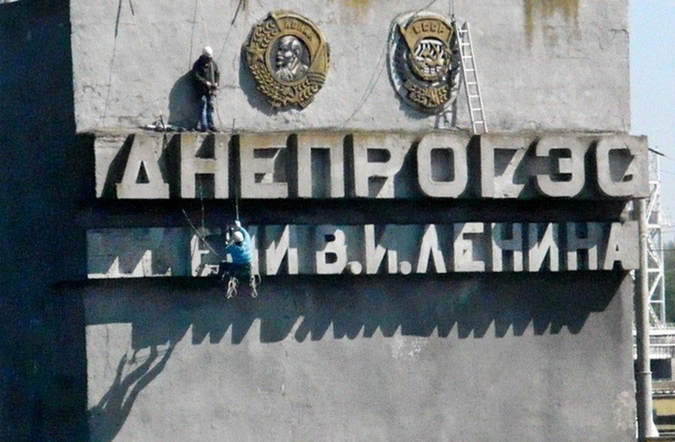 In pictures: Ukraine removes communist-era symbols - BBC News