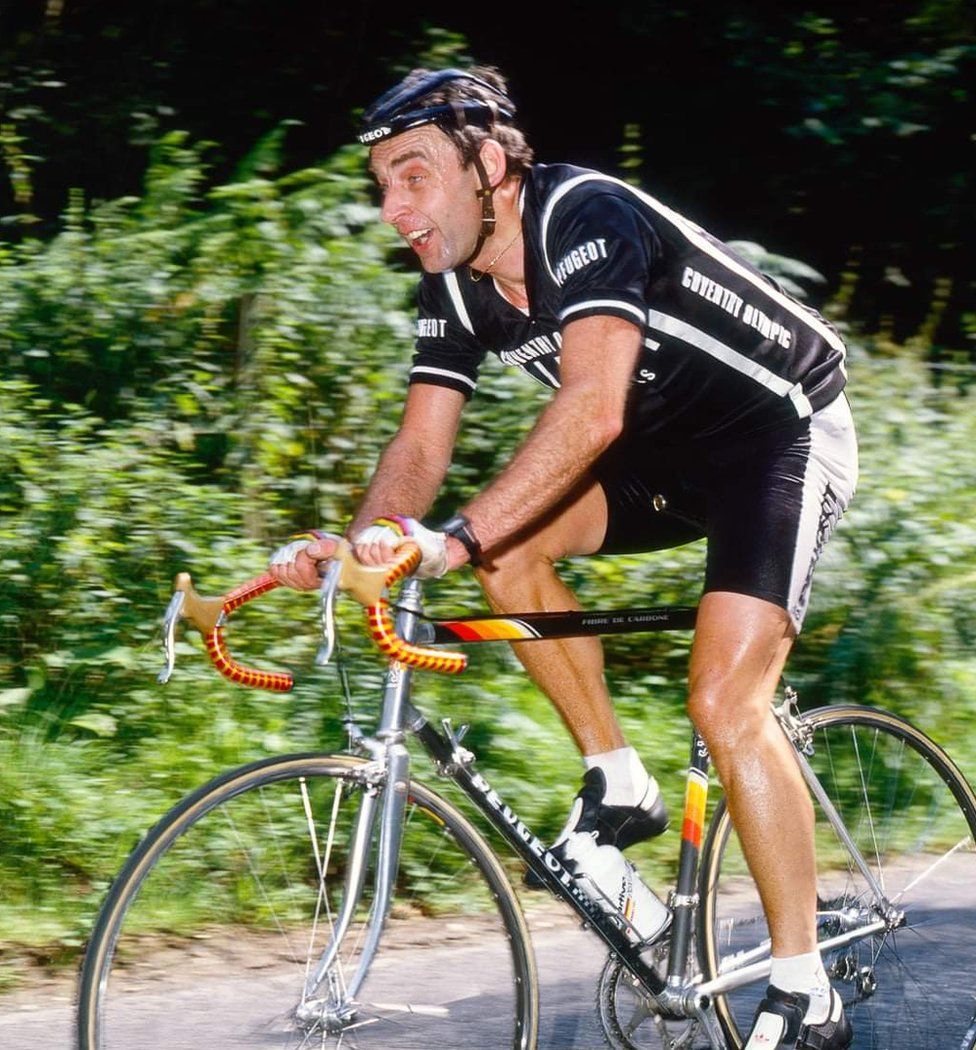 Mick Ives: Death of Coventry 'cycling legend' announced - BBC News