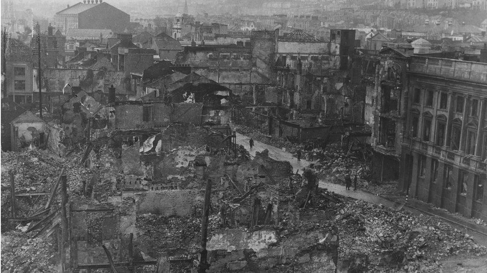 Cofio Blitz Abertawe 80 mlynedd yn ôl - BBC Cymru Fyw