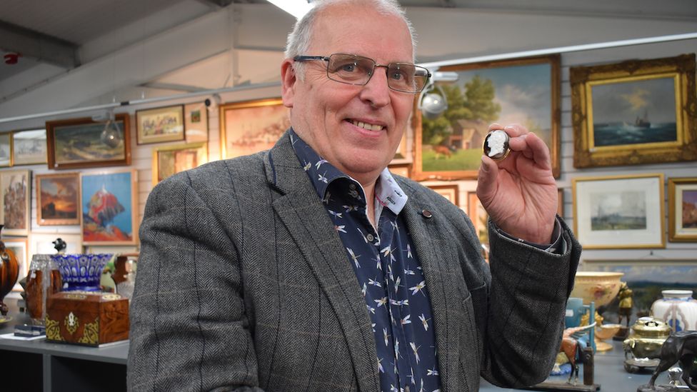 Cumbria auction house thriving online during lockdown - BBC News