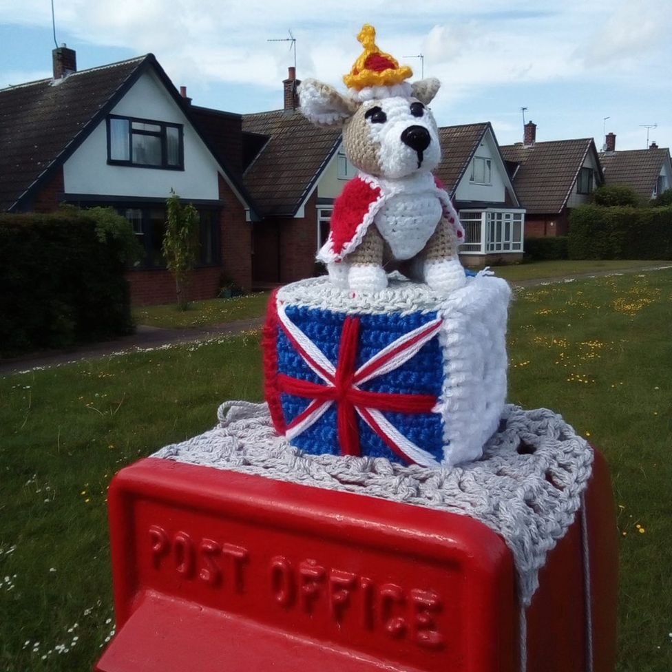 Knitted Royal Family among East Midlands Jubilee decorations - BBC News