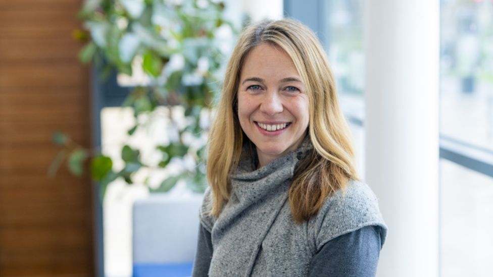 Amser sgrîn: 'Dod ag anghenfil i mewn i'r tŷ' - BBC Cymru Fyw