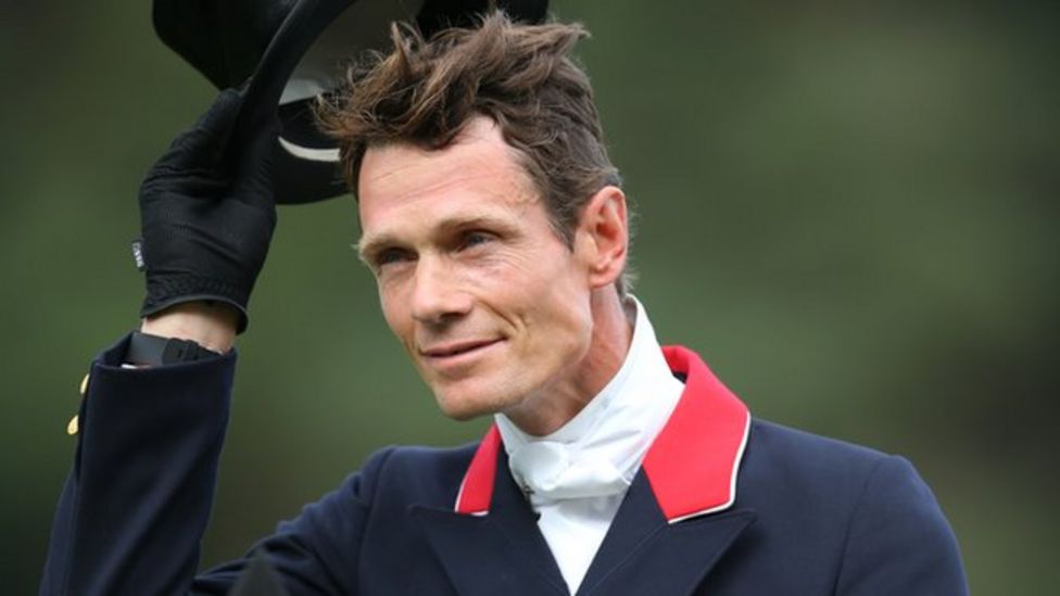 William Fox-Pitt: Defending champion out of Badminton - BBC Sport