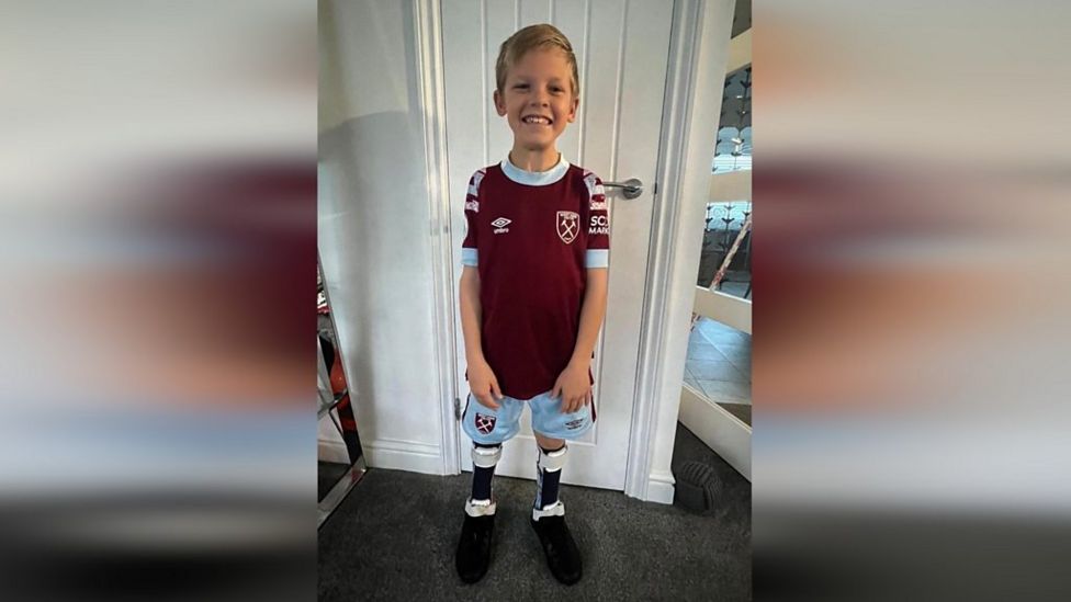 West Ham fan's dream pitch walk-out with Declan Rice - BBC News