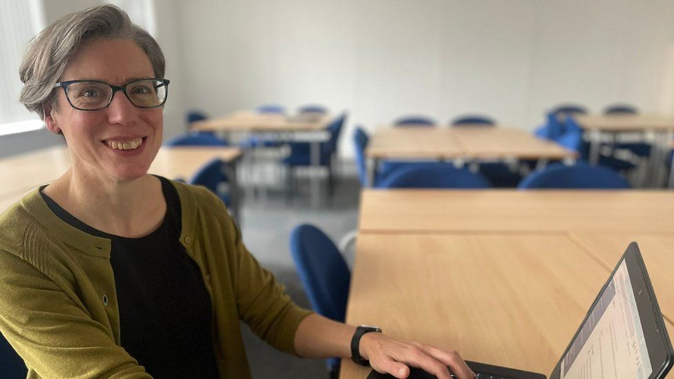 AI helps out time-strapped teachers, says report - BBC News